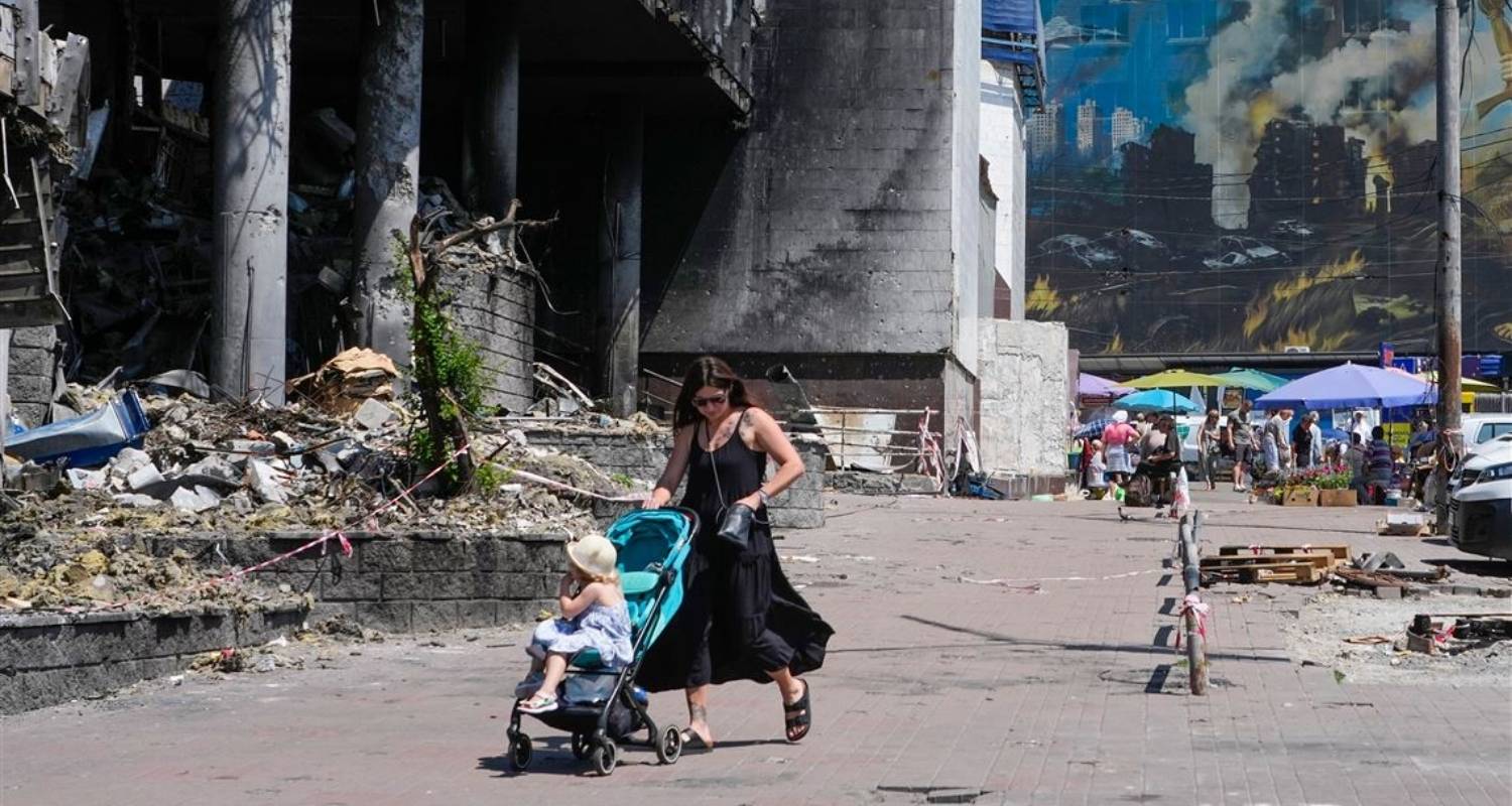 Ukrainian forces hit railway bridge to Crimea
